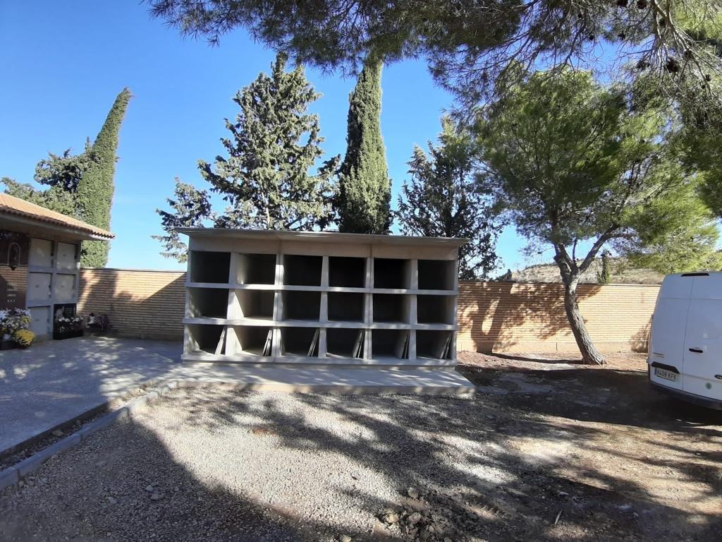 Suministro y montaje de 18 nichos prefabricados DEPCON© en Alera ...