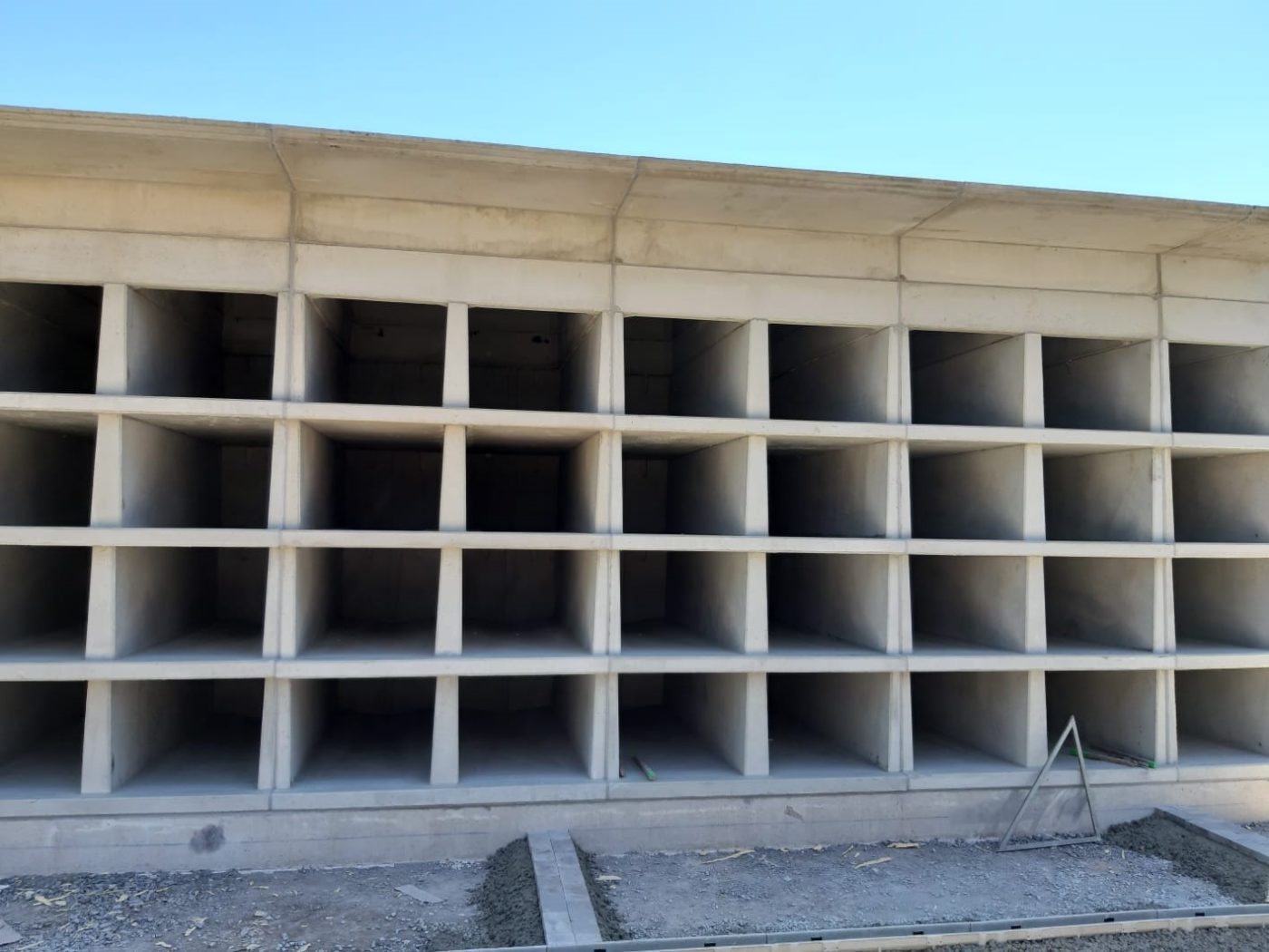 Suministro y montaje de 117 nichos prefabricados de hormigón en ...