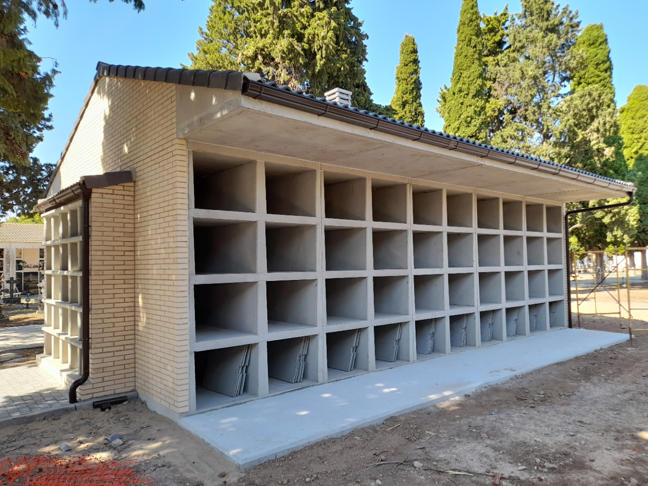 SUMINISTRO Y MONTAJE DE 80 NICHOS Y 50 COLUMBARIOS PREFABRICADOS TIPO ...