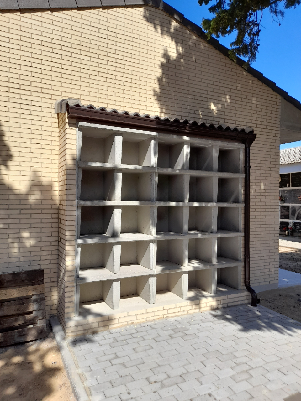 SUMINISTRO Y MONTAJE DE 80 NICHOS Y 50 COLUMBARIOS PREFABRICADOS TIPO ...