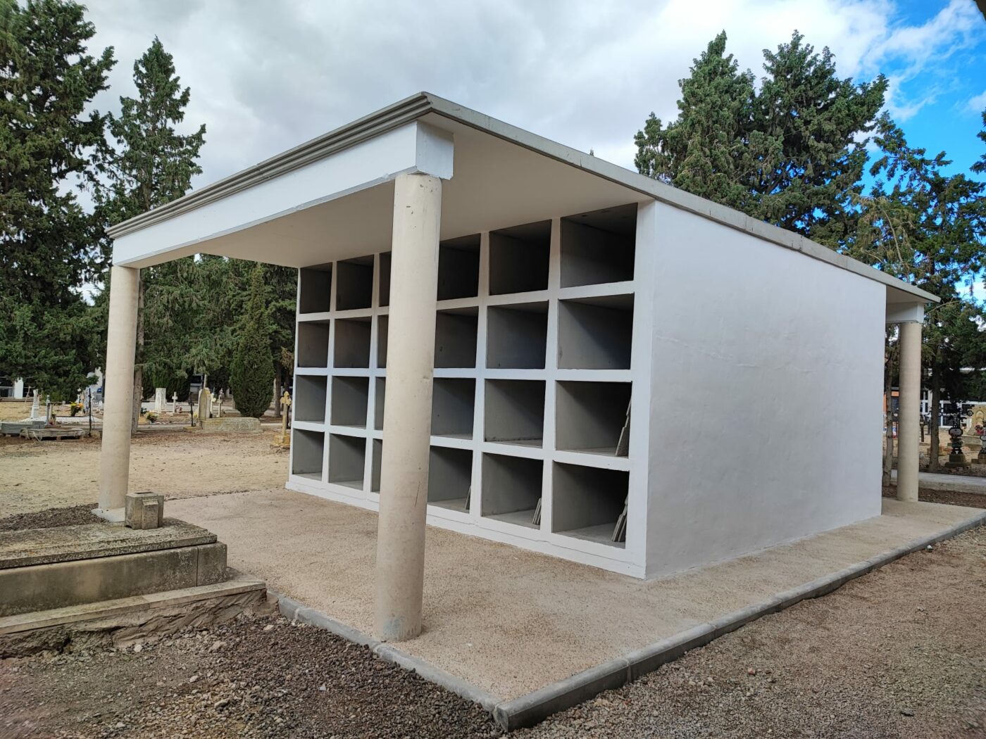 SUMINISTRO Y MONTAJE DE 48 NICHOS PREFABRICADOS Y FORMACIÓN DE PORCHE